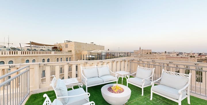 Modern, Bright, Mamilla Gem - Prime Location! - 예루살렘