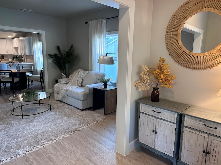Adorable Midtown Craftsman: Stylish Urban Retreat - Sacramento, CA