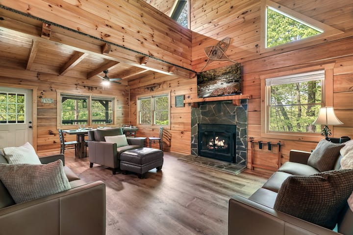 The Hideout | Hot Tub, Fire Pit, Prime Location - Gatlinburg, TN