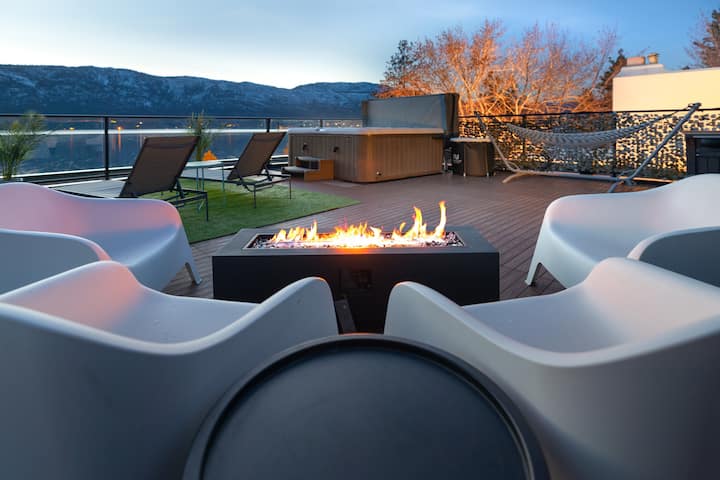 Luxury Lakeside Home With Rooftop Hot Tub & Buoy - Lake Country