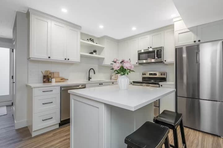 Large Basement Suite With Natural Light - Langley