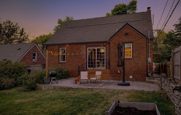 Beautiful Bed In Charming Dundee - Omaha, NE