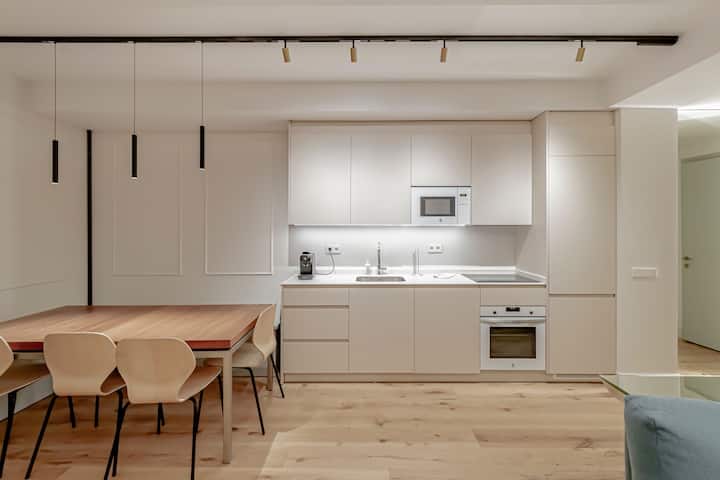 Stylish 5br Flat W/ Terrace - Madrid