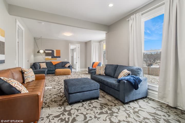 • Casa Dean Sleeps 20 Close To Fairgrounds • - Des Moines, IA