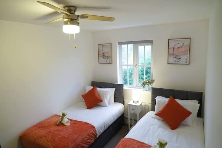 5 Beds| Driveway| Nr Airport| Discounts| Sleeps 9 - Solihull