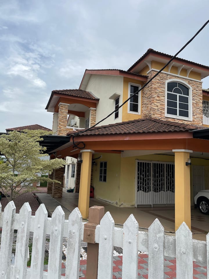 Double-storey Corner Lot - Hani Homestay - Lumut