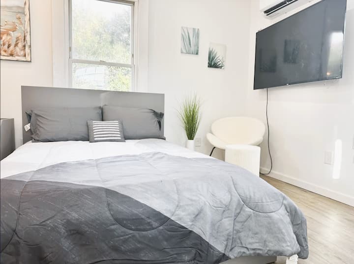 Charming Beach Studio - Norfolk, VA