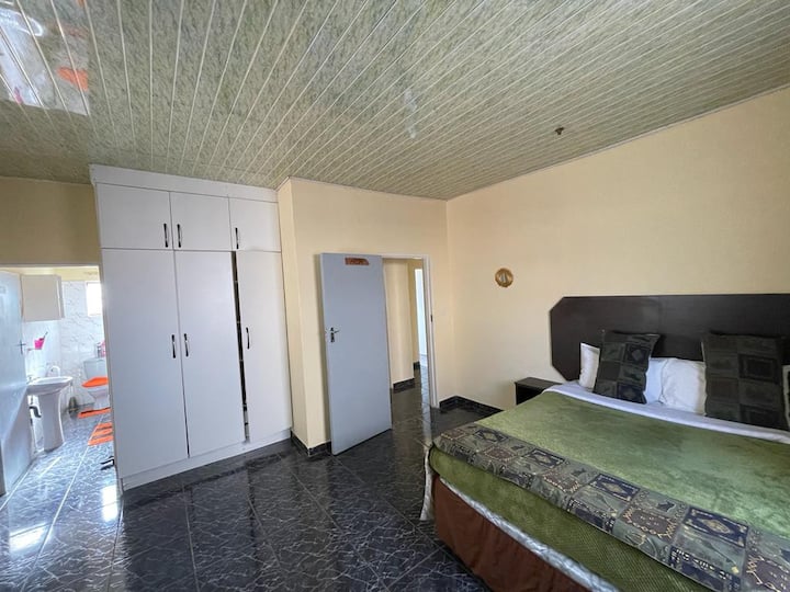 Shalom Guest House- Leotanas - Victoria Falls