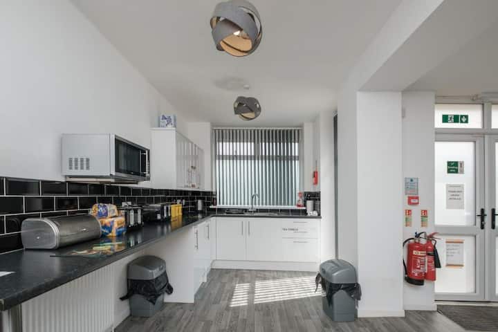 Standard Single - Shared | Oyo The Pickering Park - Hull