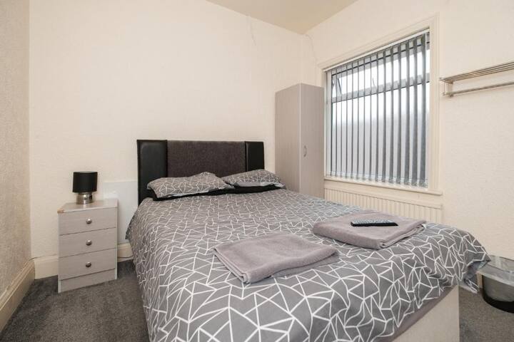 Standard Double Room | Oyo The Pickering Park - Hull