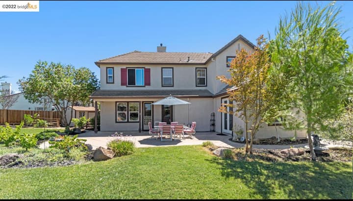 Peaceful Bay Home With Large Backyard And Home Gym - Brentwood, CA