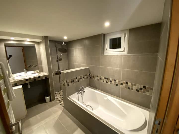 T3 Plain Pied/ 2 à4 Personnes/parking/
12 Min Lyon - Miribel