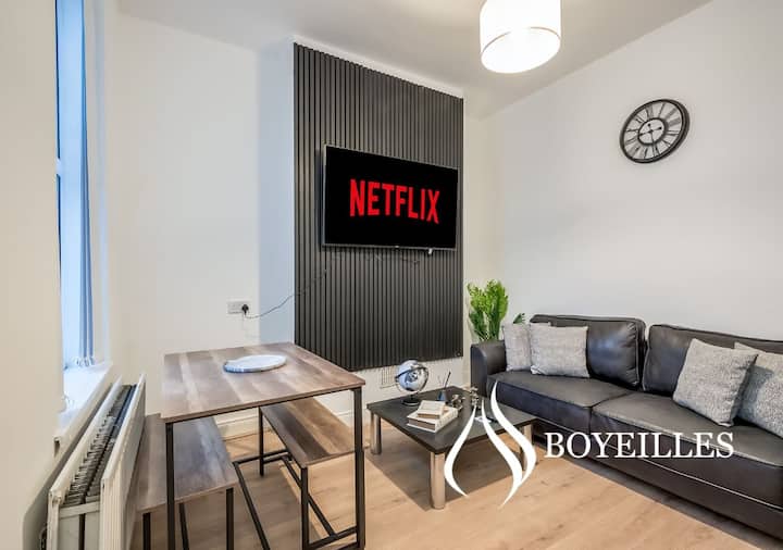 3 Bed Home|city Centre|free Parking|contractors - Belfast