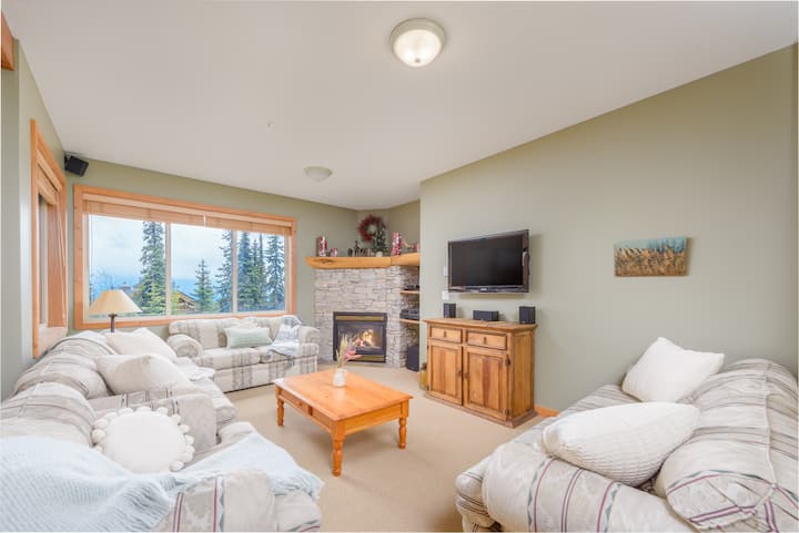 Snowy Creek Chalet By Bullet Chair - Big White Ski Resort, BC