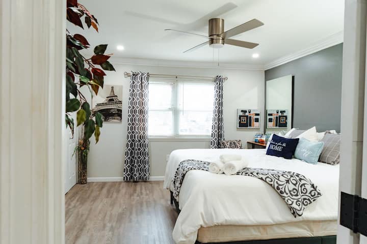 Luxury Retreat: Royal Comfort & Modern Amenities - Bensalem, PA