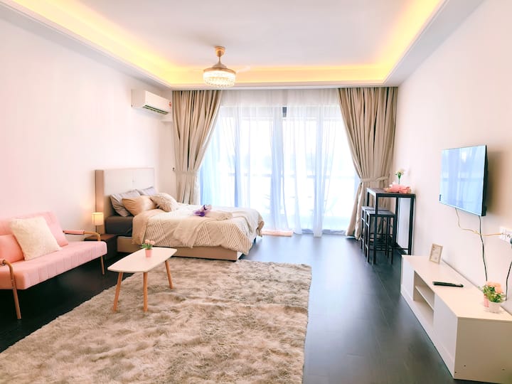 R&f Luxurious Seaview Studio - Premium Yatch Front - Woodlands