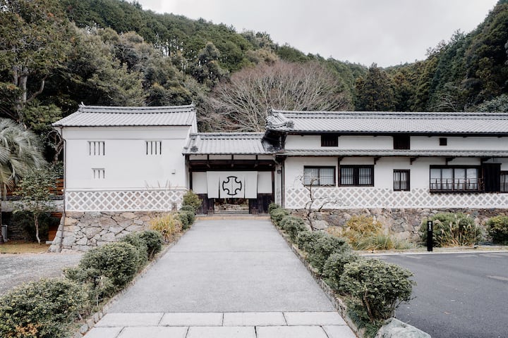 江戸時代から残る旧宇和島藩の元庄屋、歌人が愛した庭を囲む一棟貸し半露天風呂付きの宿【近田屋】 - Ozu