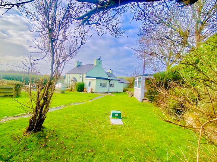 Cottage 1 Mile From Sandy Beach - Holyhead