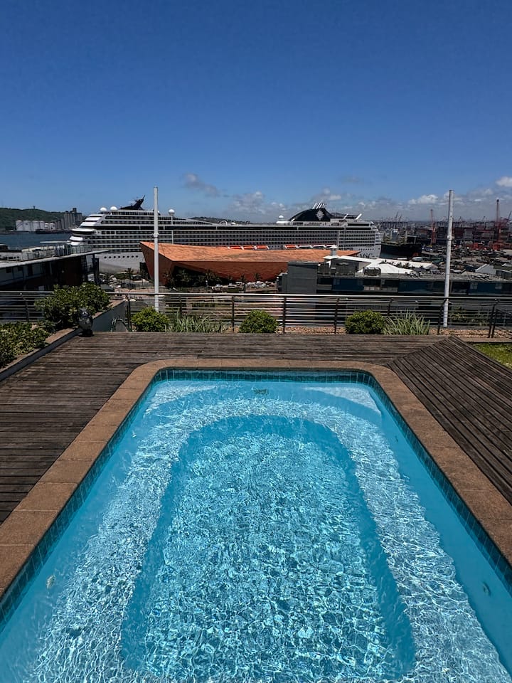 Luxury 2-bedroom Penthouse + Private Rooftop Pool - Durban
