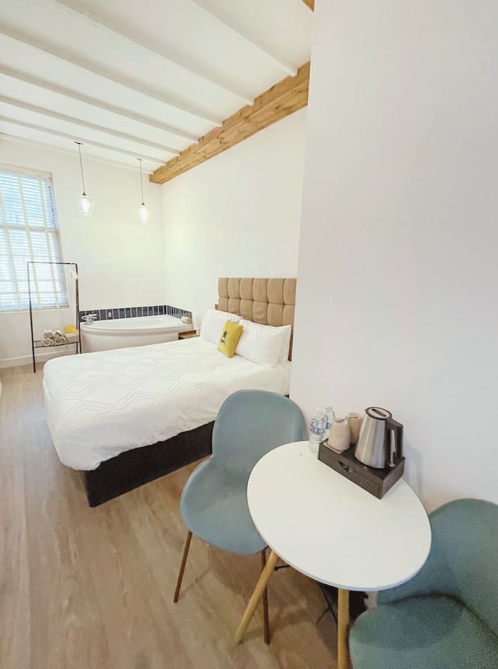 The Romantic Retreat - London, UK