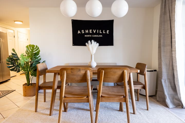 Cozy Retreat, King Bed, Fire Pit - Asheville, NC