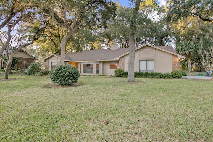 Charming Wooded Deland Retreat - DeLand, FL