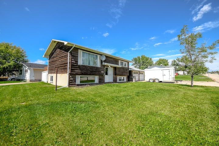 4 Beds Furnished House For Rent - Grande Prairie