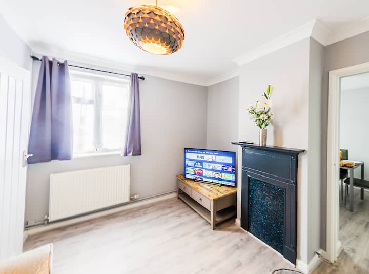 4 Bed - 2 Baths 1 Walk In Shower Lots Of Parking - Ipswich