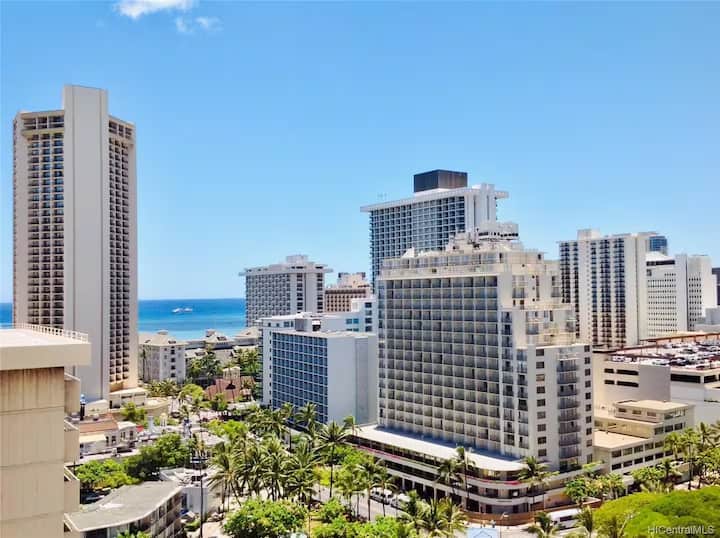 Affordable 7 Person Room In Waikiki Perfect Groups - Honolulu, HI