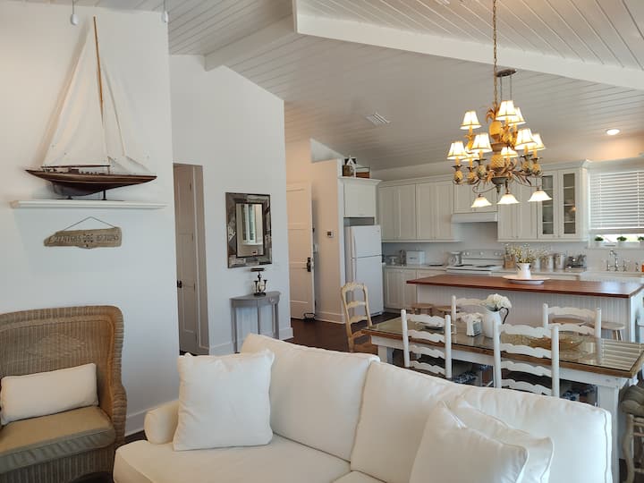 Bungalow Beach Resort: #301 White Pelican - Anna Maria Island, FL