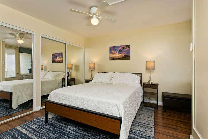 Waikiki Oasis 1-bedroom On Nahua | Lanai + Parking - Honolulu, HI