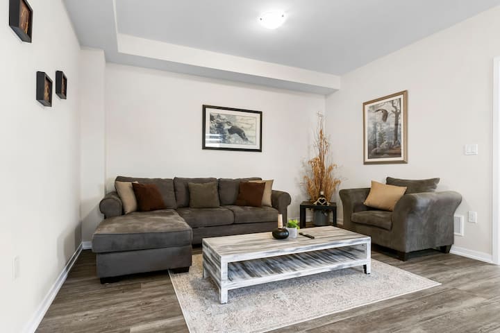Eagles Cove: Stylish 4b/2.5b, Kitchen, Parking! - Oshawa