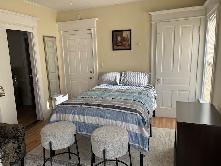 Charming Room Rentals - Milwaukee, WI