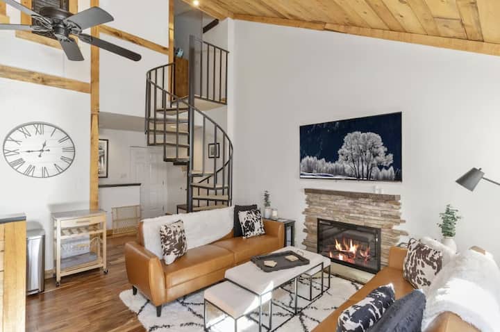 The Lion's Den: Hot Tub, Fireplace, Views! - Silverton, CO