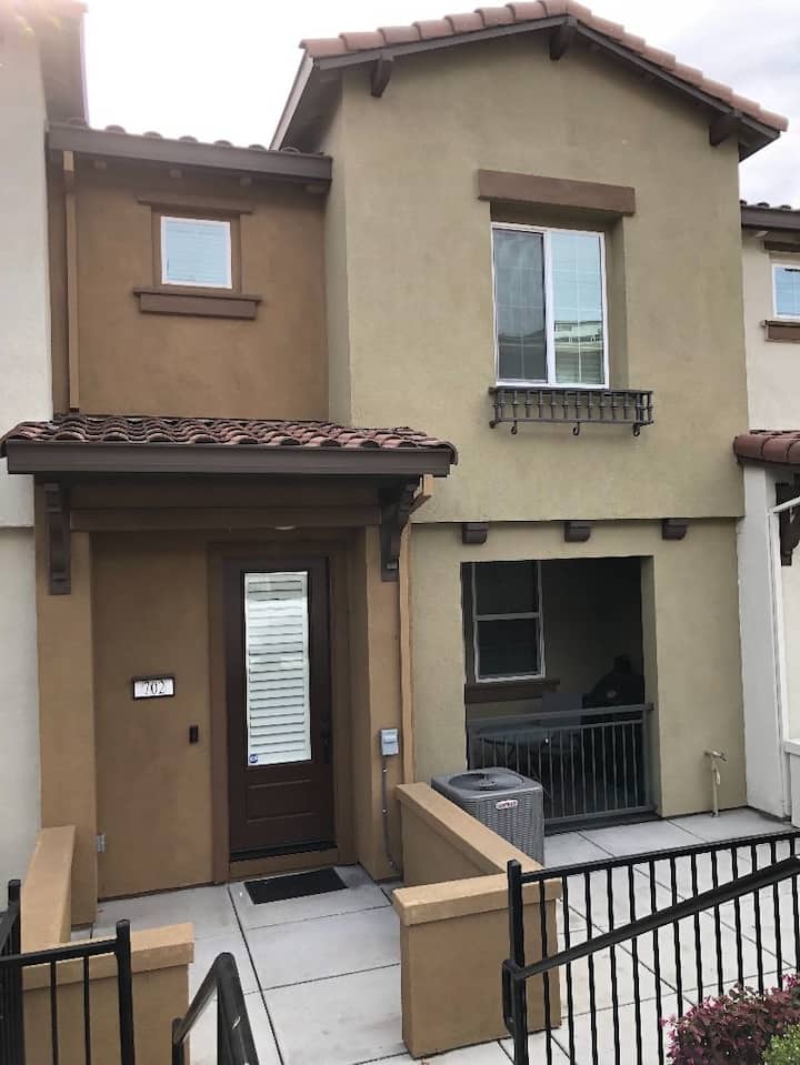 3 Bedroom Townhouse - Castro Valley, CA