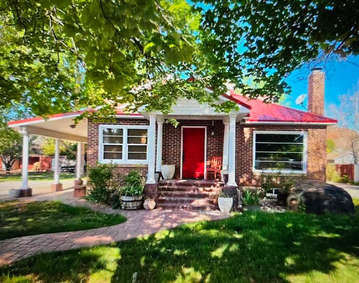 Spacious Family Reunion Home; Downtown - Kanab, UT