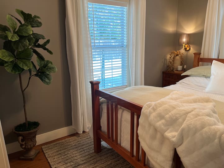 Private Cozy Cottage To Relax In - Denton, TX