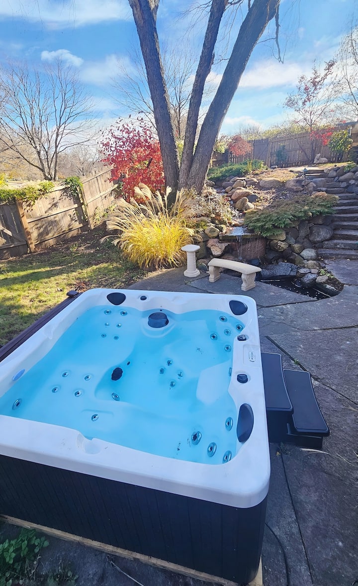 Urban Oasis With Hot Tub And Gym | Location! - West Des Moines, IA