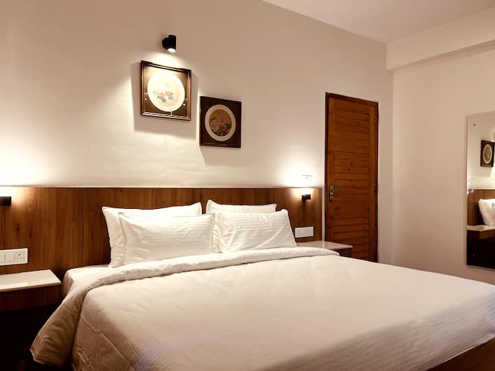 Doksa Homestay 201 | Pvt Apt W/ Kitchen & King Bed - India