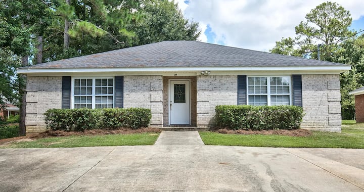 Campus Cabana! Walk Everywhere! - Tallahassee, FL