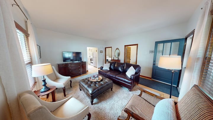 Charming Lower Apartment Near Hospitals Gb/astor - Green Bay, WI