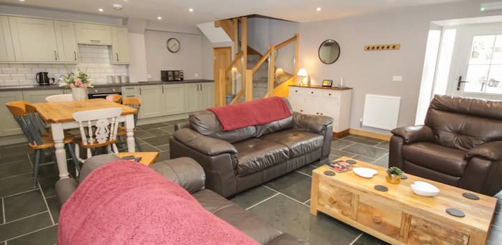 A Spacious Welsh Escape, & The Pub Just Steps Away - Llangollen