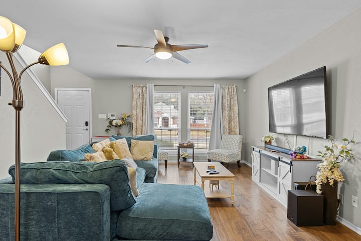 Stunning Family & Work-friendly Home Near Biz Ctr - Round Rock, TX