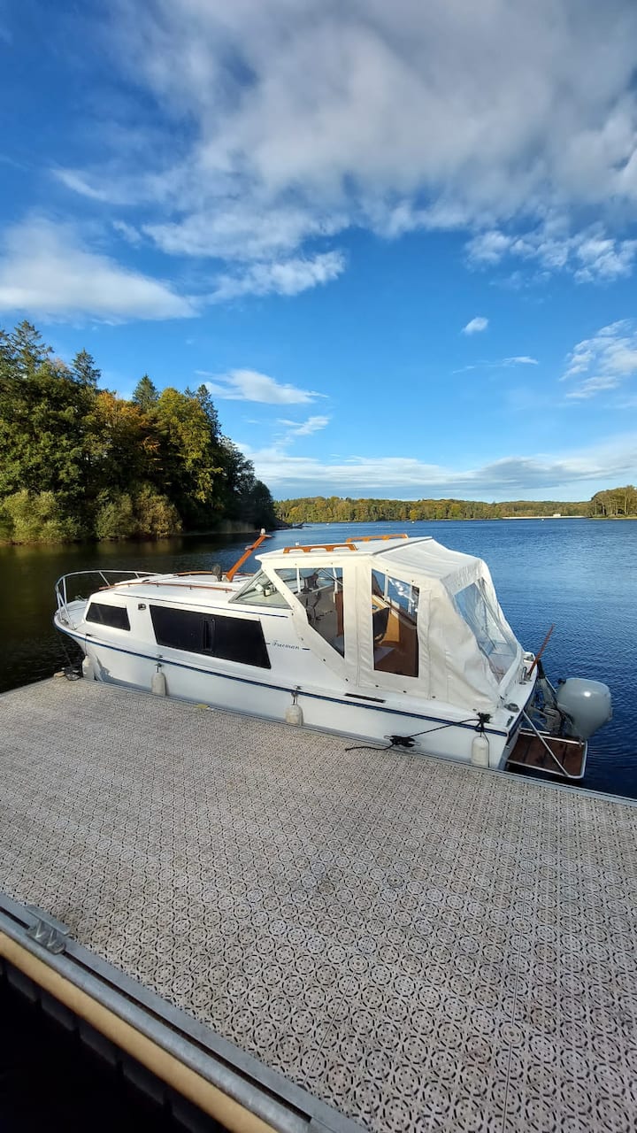 Bateau à Quai, Nuit Insolite - Lac des Settons