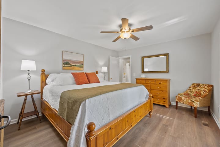 Cozy Sawmill Cottage King Bed Large Private Yard - Raleigh