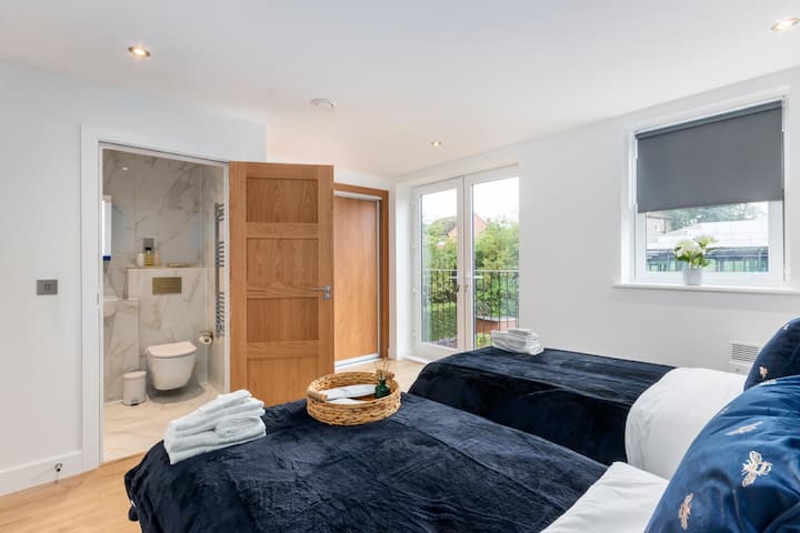 Premium 2-bedroom Apartment, Leatherhead, Sleeps 4 - Shere