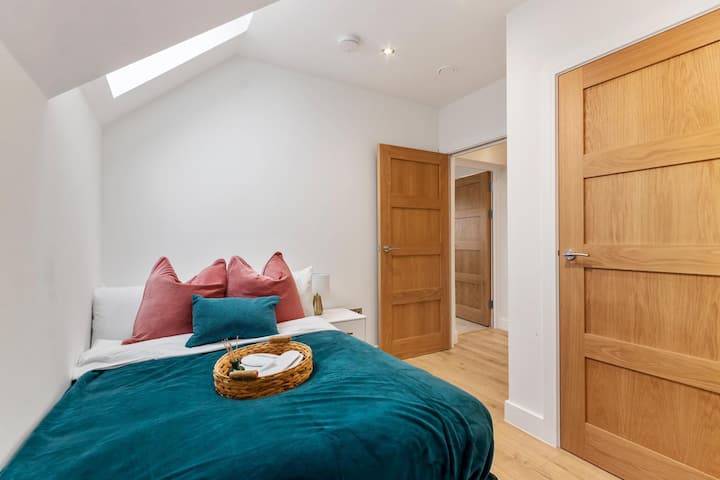 Bright & Airy 2-bedroom, Leatherhead, Sleeps 4 - Dorking