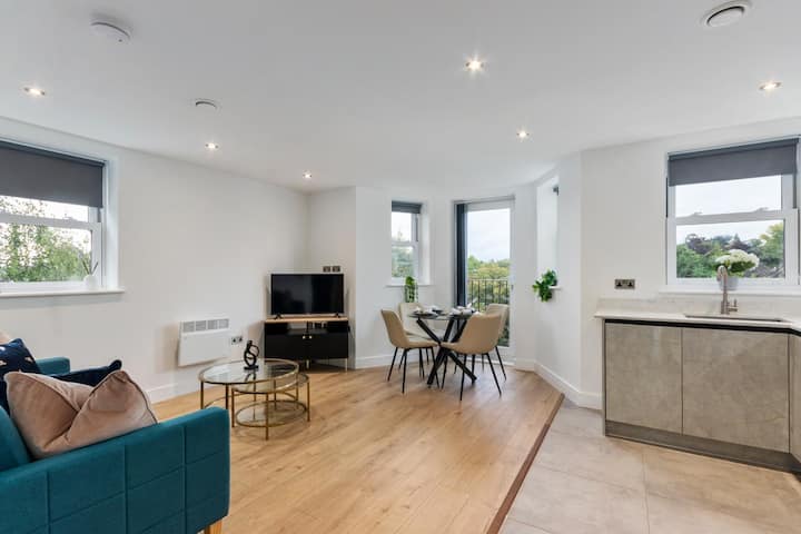 Luxury 2-bedroom Apartment, Leatherhead, Sleeps 5 - Dorking