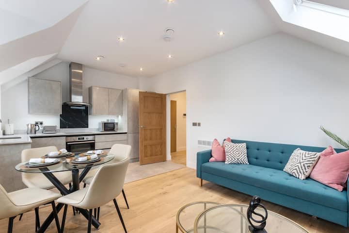 Lavish 2-bedroom Apartment By E2m, Leatherhead - Dorking