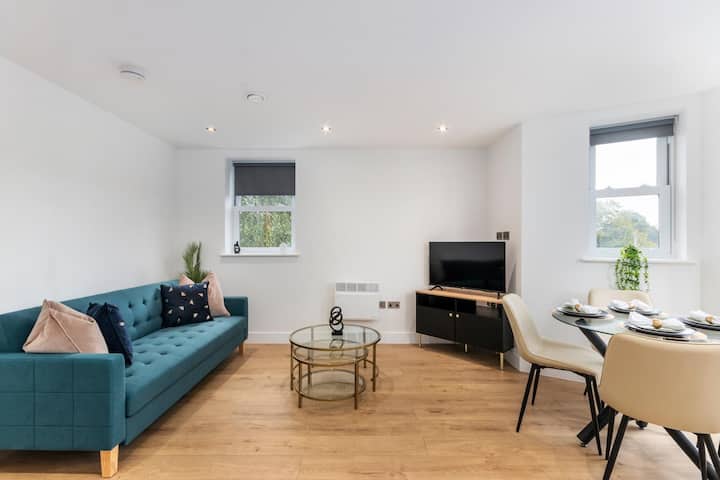 Modern 2-bedroom Apartment, Leatherhead, Sleeps 5 - Dorking